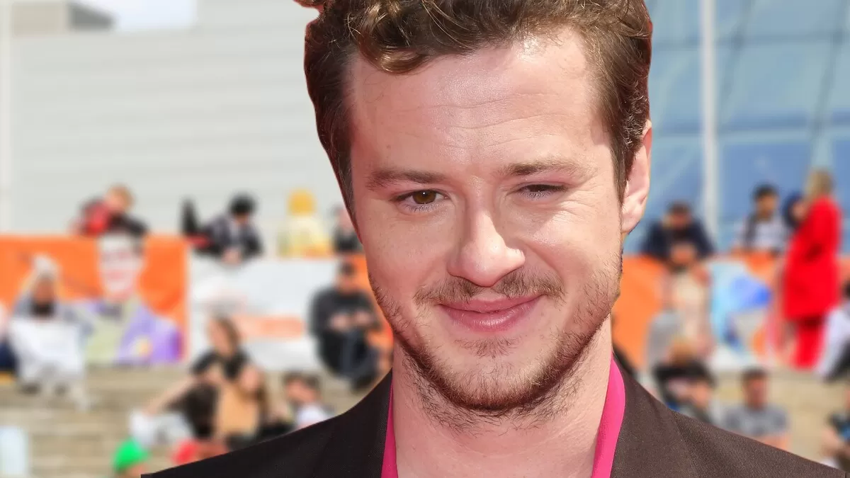 Why Was Joseph Quinn Crying in an Interview at Showmasters Comic Con? - Startefacts.com