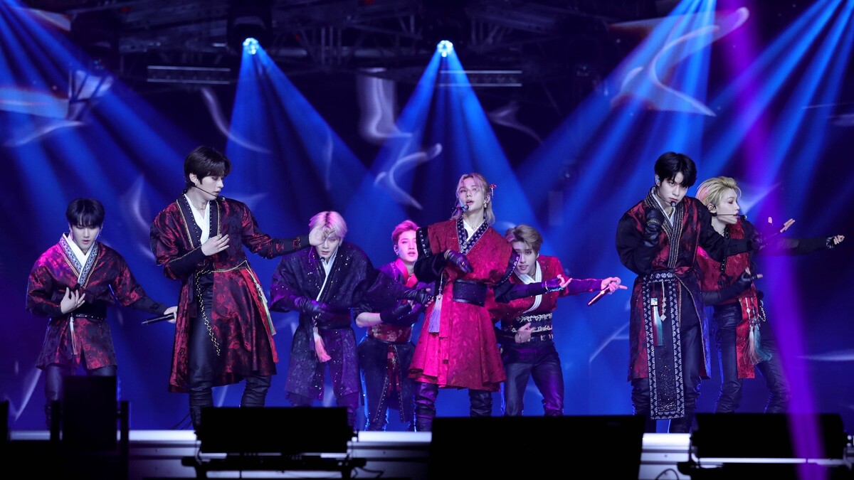 STRAY KIDS Lee Know's Sweet Gesture for Fans Left STAYs Squealing ...