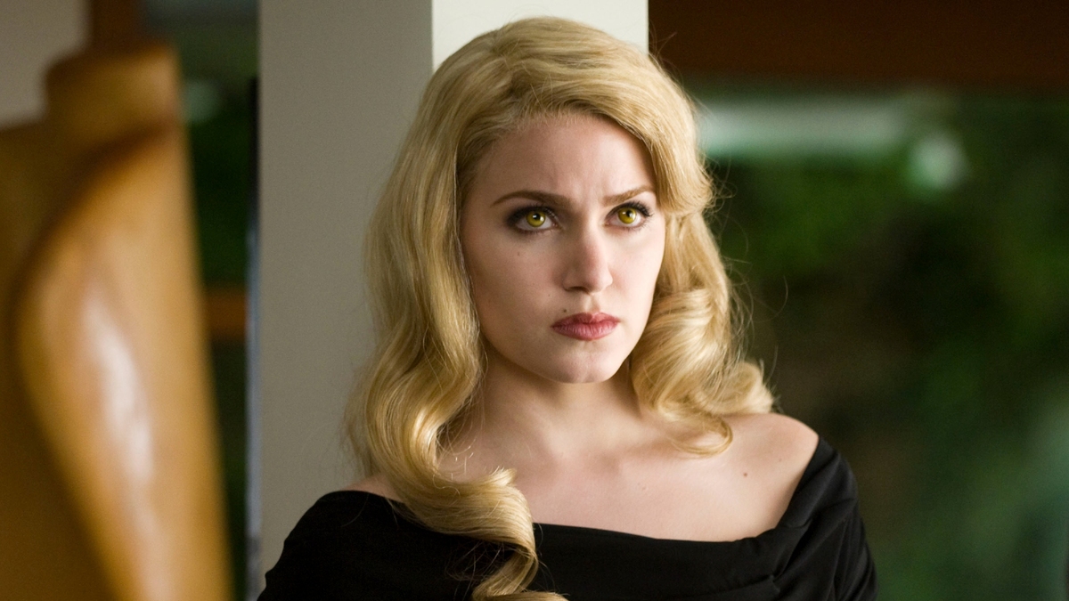 Rosalie's Weird Cooking Scene in Twilight Has a Perfectly Reasonable ...