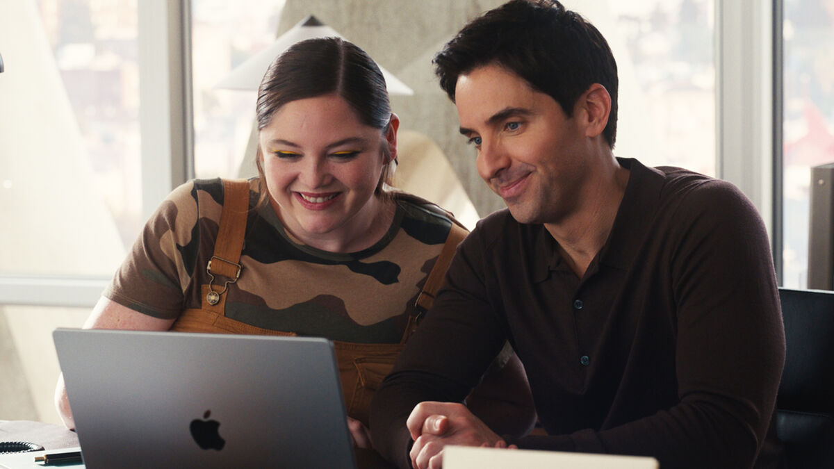 ‘Hacks’ Stars Read Fan Fiction: Will Kayla Get Pregnant in Season 5 ...